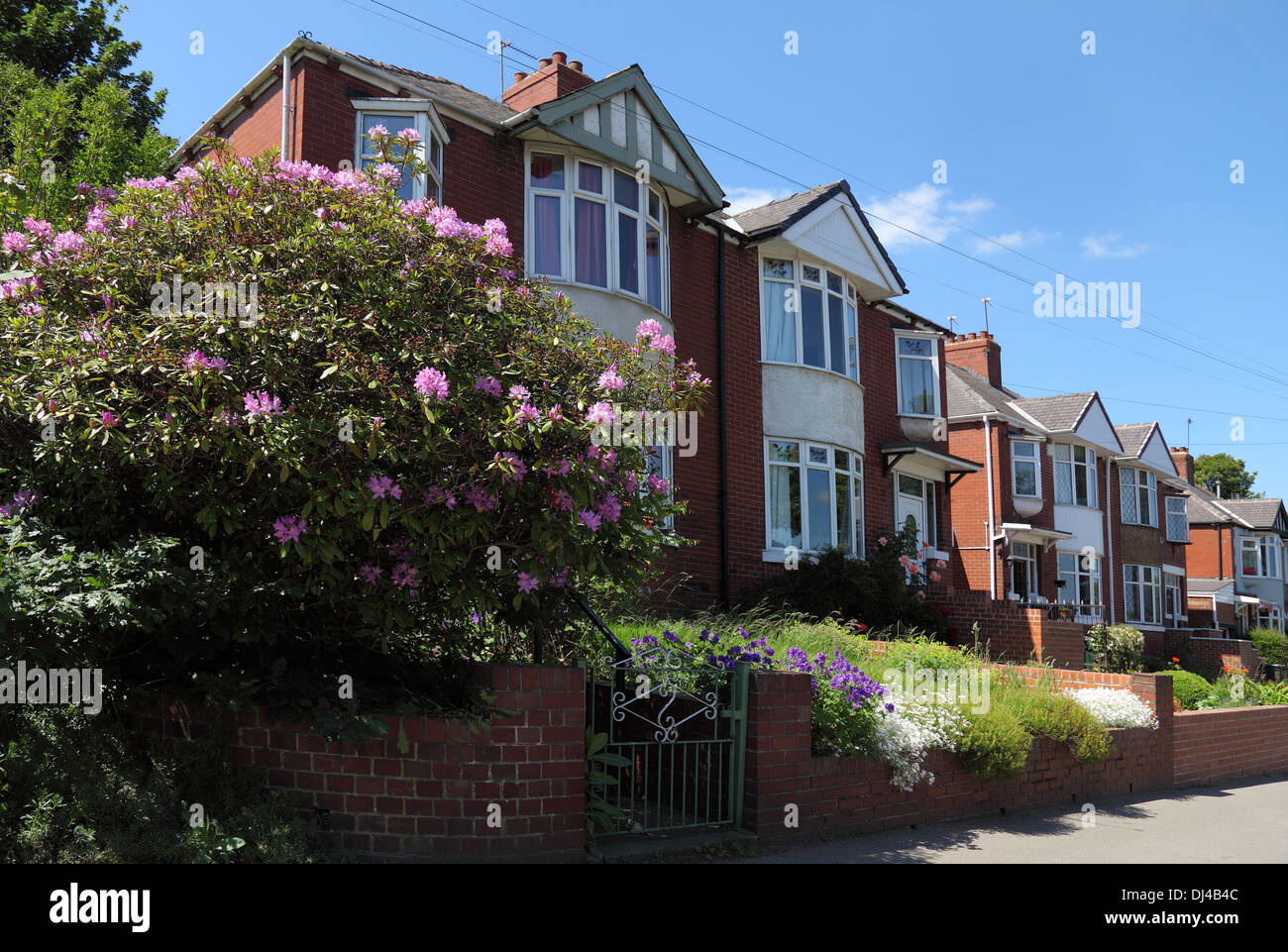 Suburban row houses uk hi-res stock photography and images - Alamy