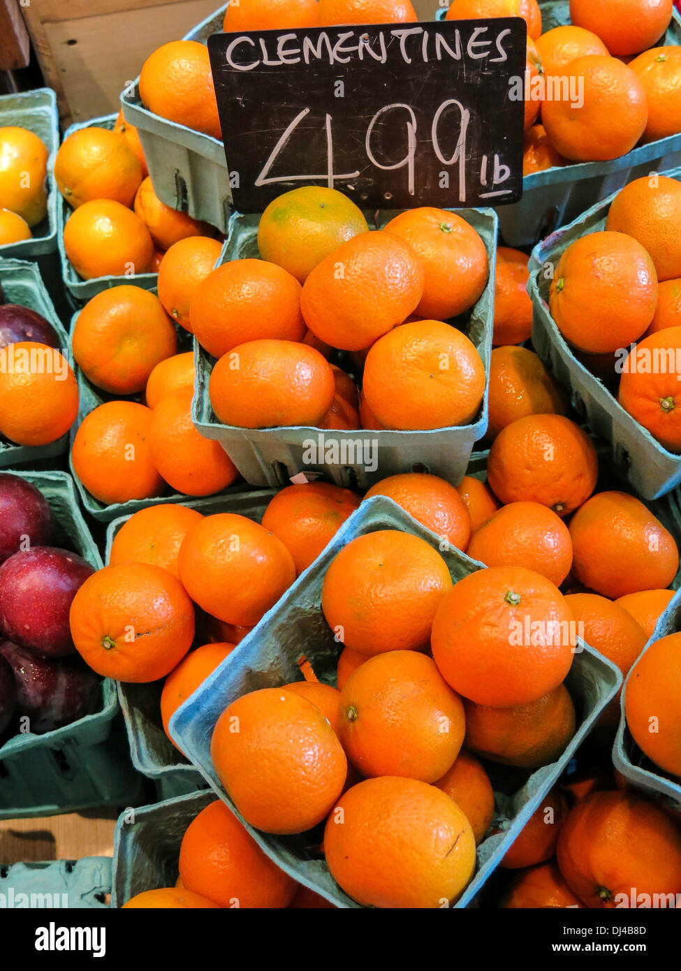 Stacked fruit stand hi-res stock photography and images - Alamy