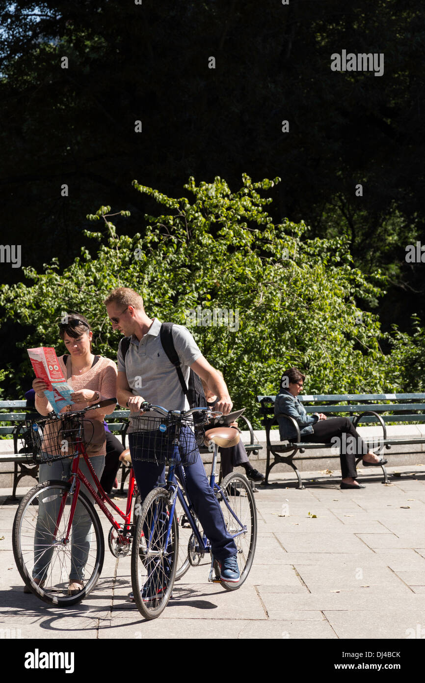 Woman reading tourist information hi-res stock photography and images ...