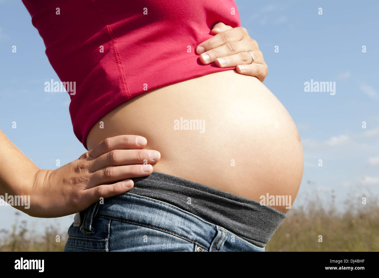 Junge schwangere frau hi-res stock photography and images - Alamy
