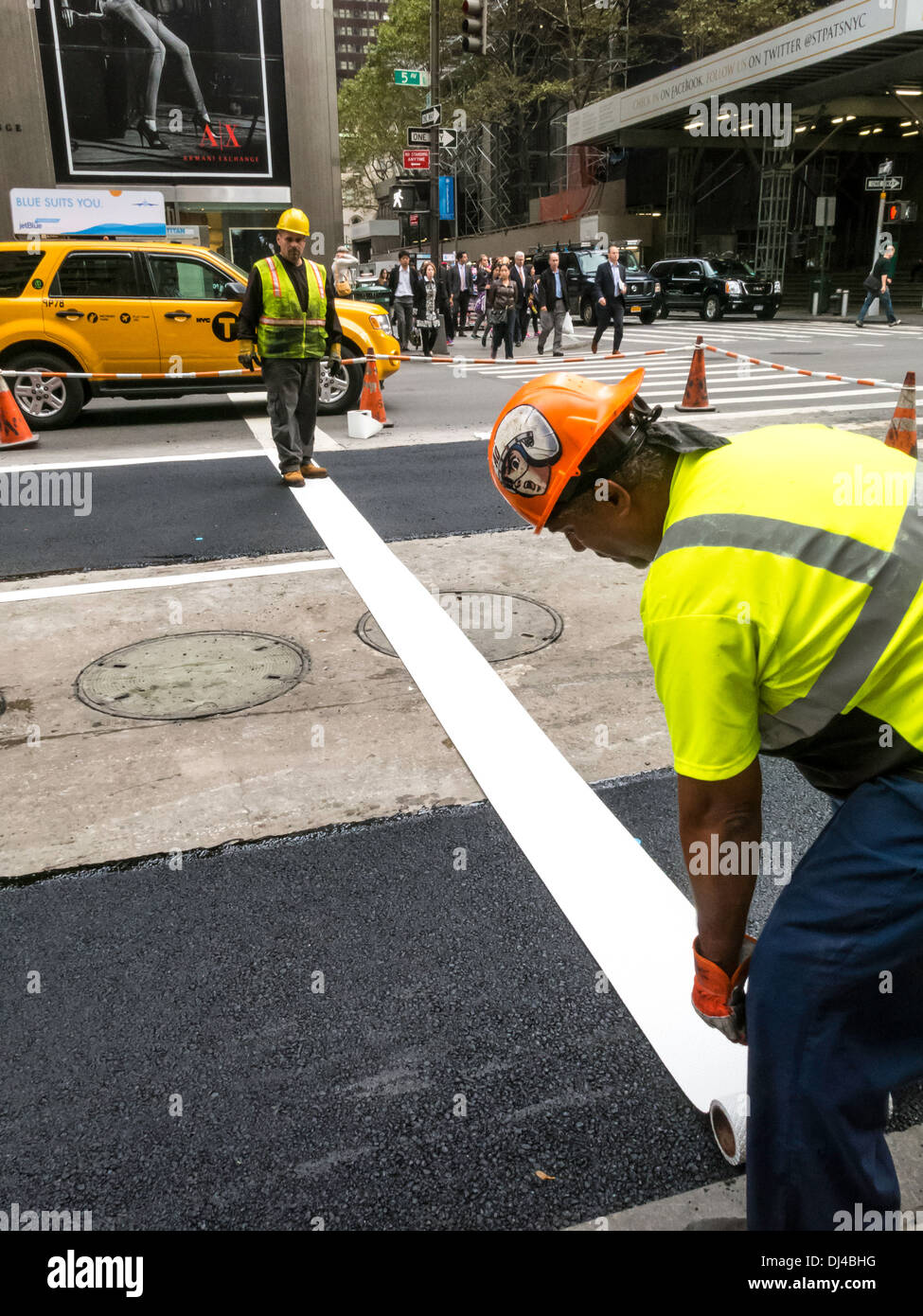 Working men paving street hi-res stock photography and images - Alamy