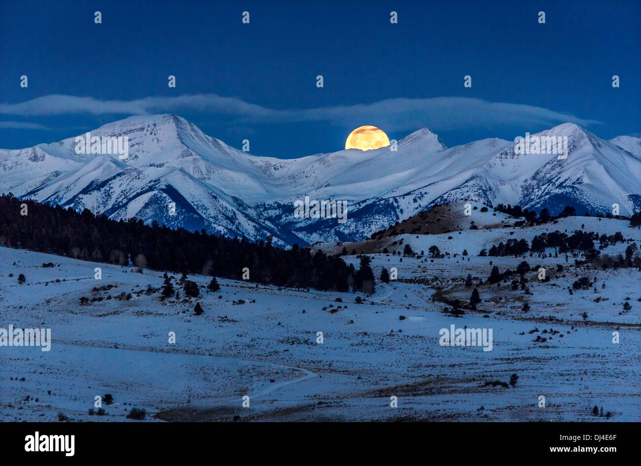 Moon behind mountains hi-res stock photography and images - Alamy