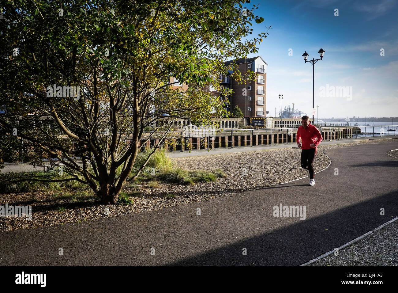 Thames walkway hi-res stock photography and images - Alamy