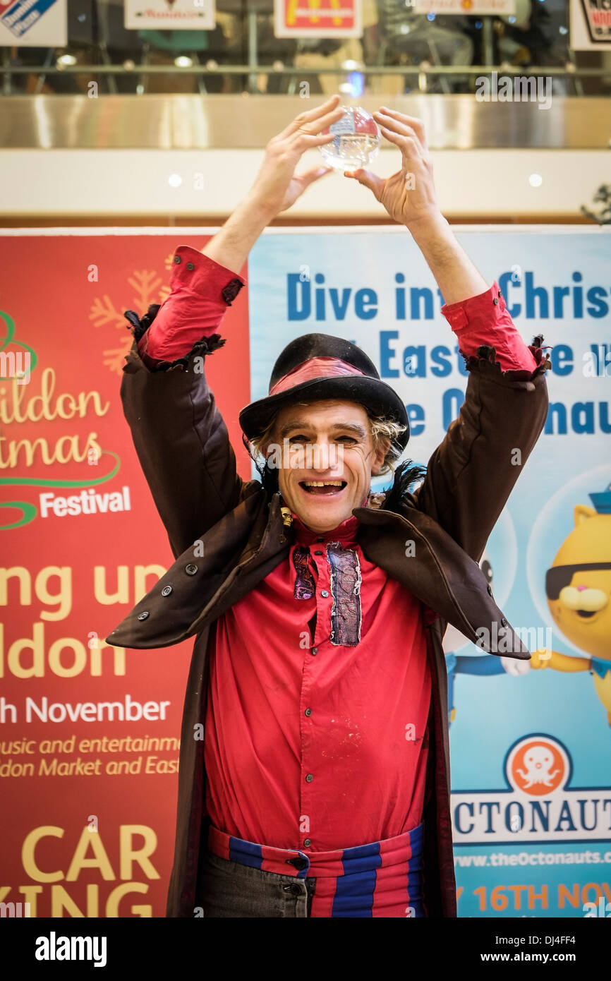 Entertainer performing hi-res stock photography and images - Alamy