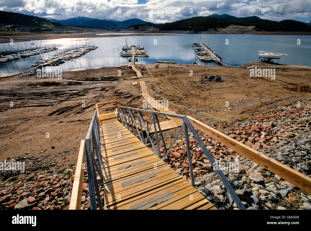 Lake docks hi-res stock photography and images - Alamy