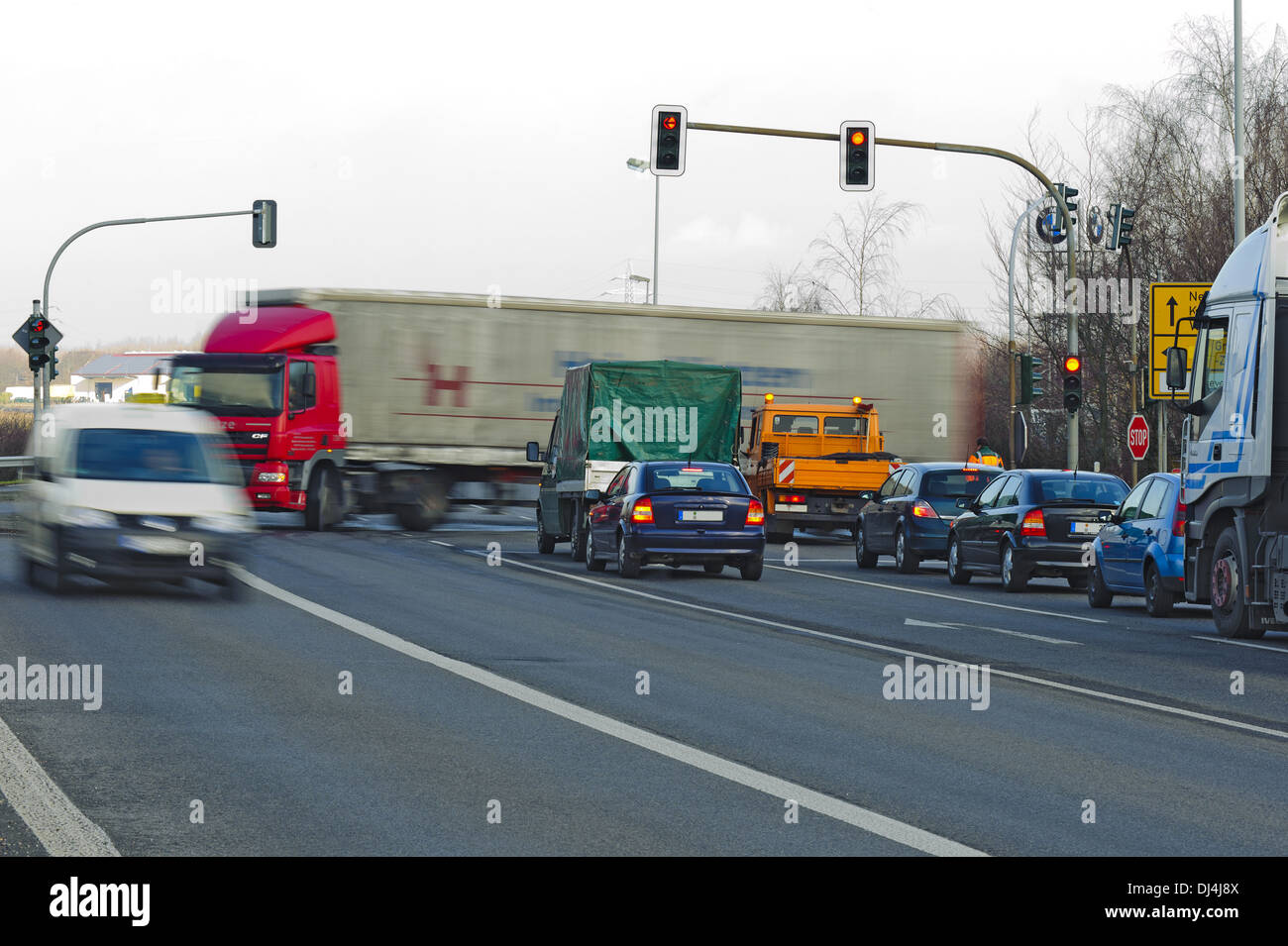 Car turning left hi-res stock photography and images - Alamy