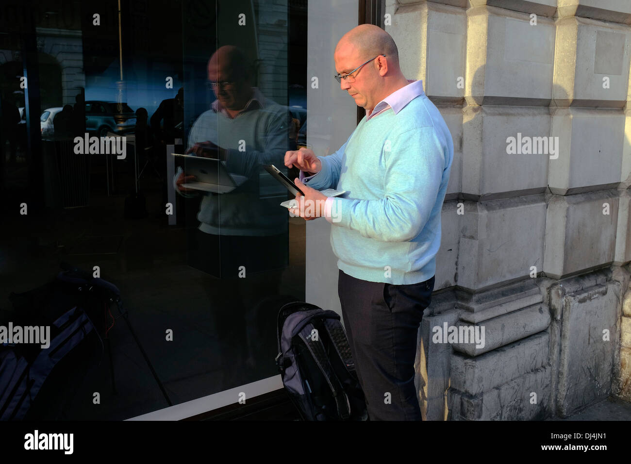 Using apple ipad hi-res stock photography and images - Alamy
