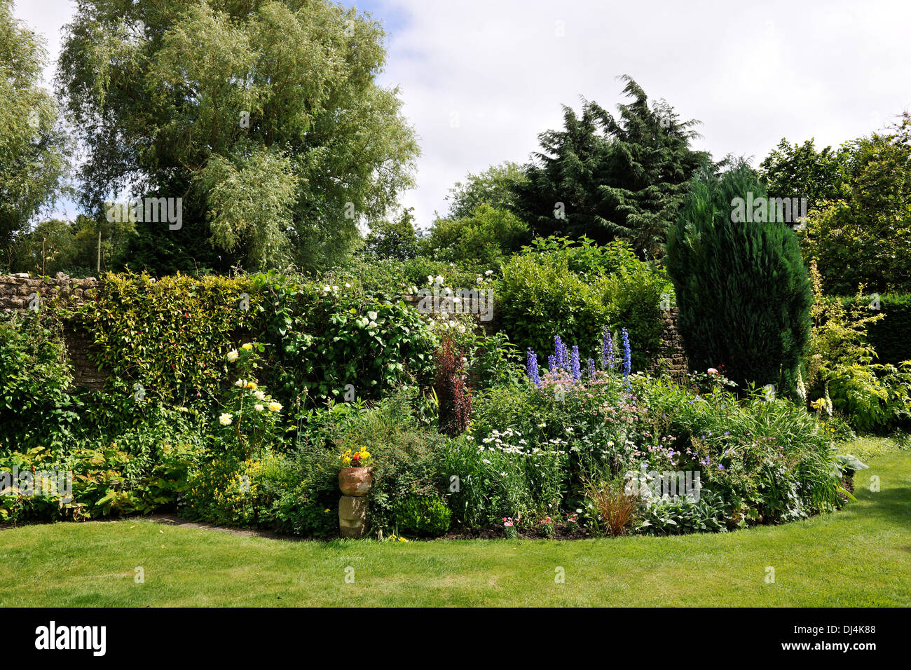 Summer garden uk country hi-res stock photography and images - Alamy