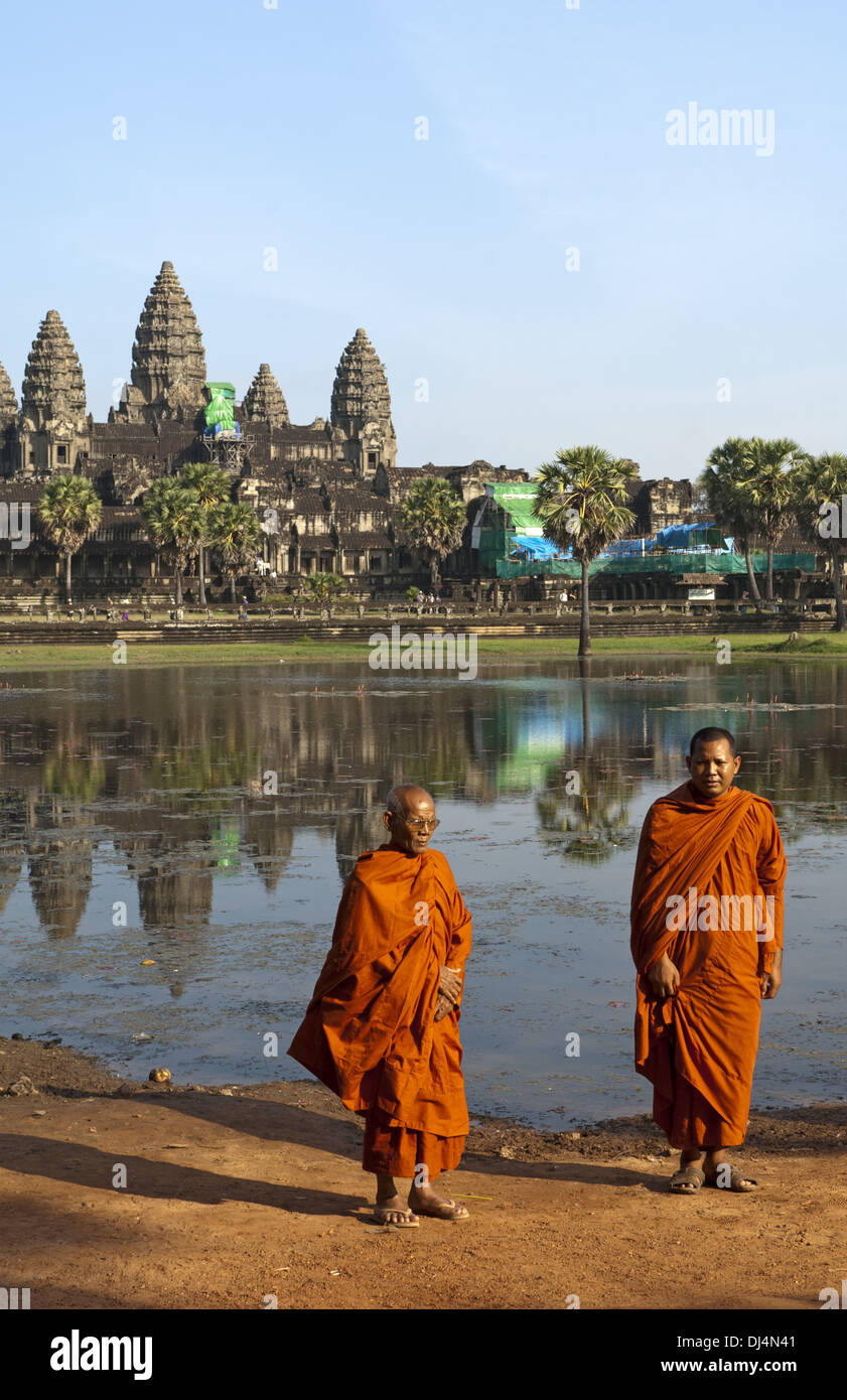 Buddhist monks at the Angkor Wat temple Stock Photo - Alamy