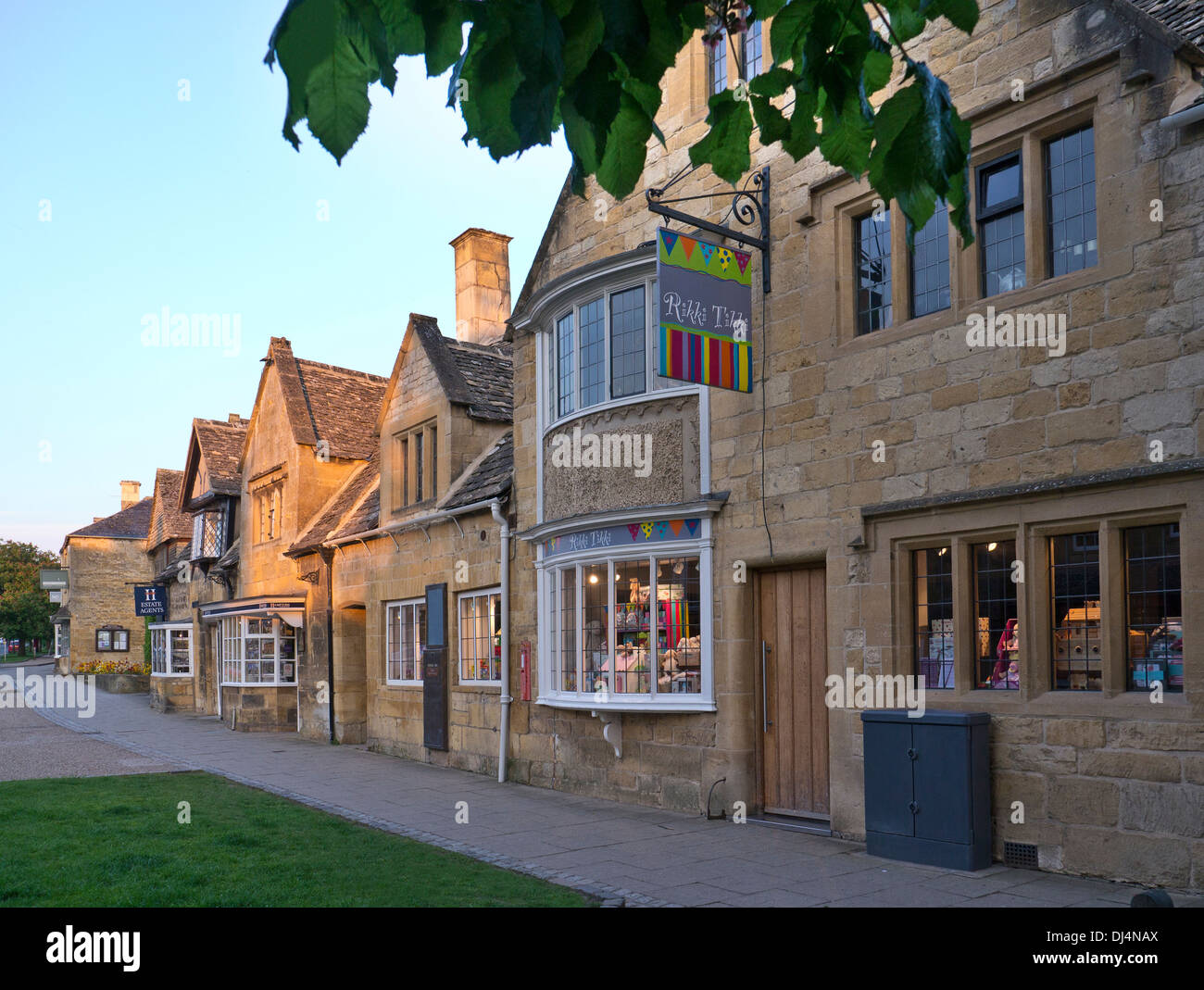 High street broadway worcestershire england uk hi-res stock photography ...
