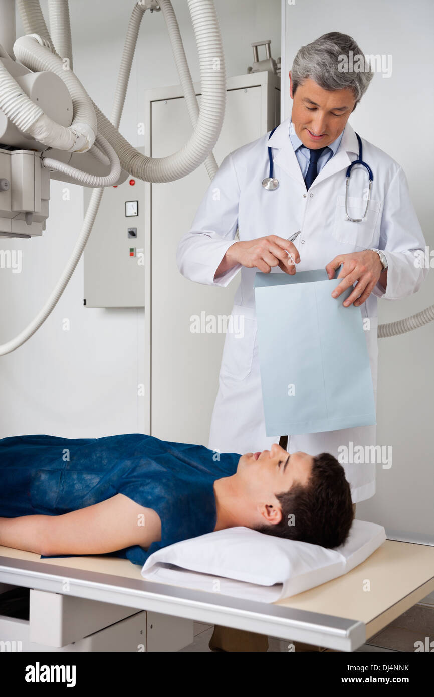 Male Radiologist With Patient Stock Photo - Alamy