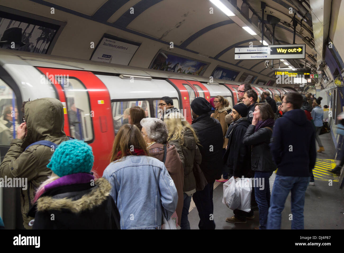 Busy underground station hi-res stock photography and images - Alamy