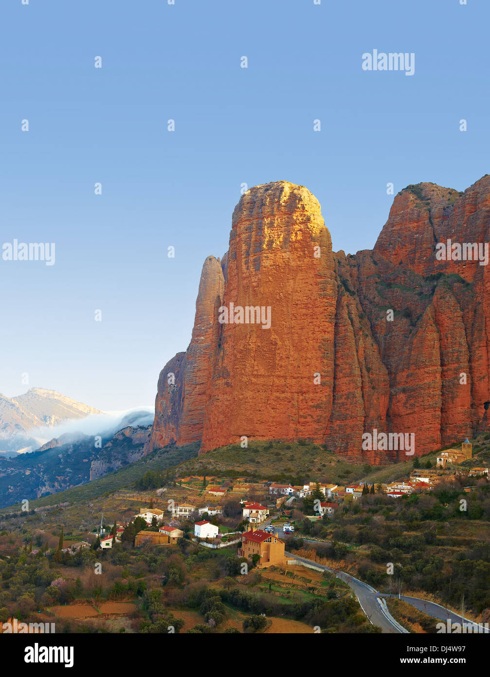 Cliff rocks foot hi-res stock photography and images - Alamy