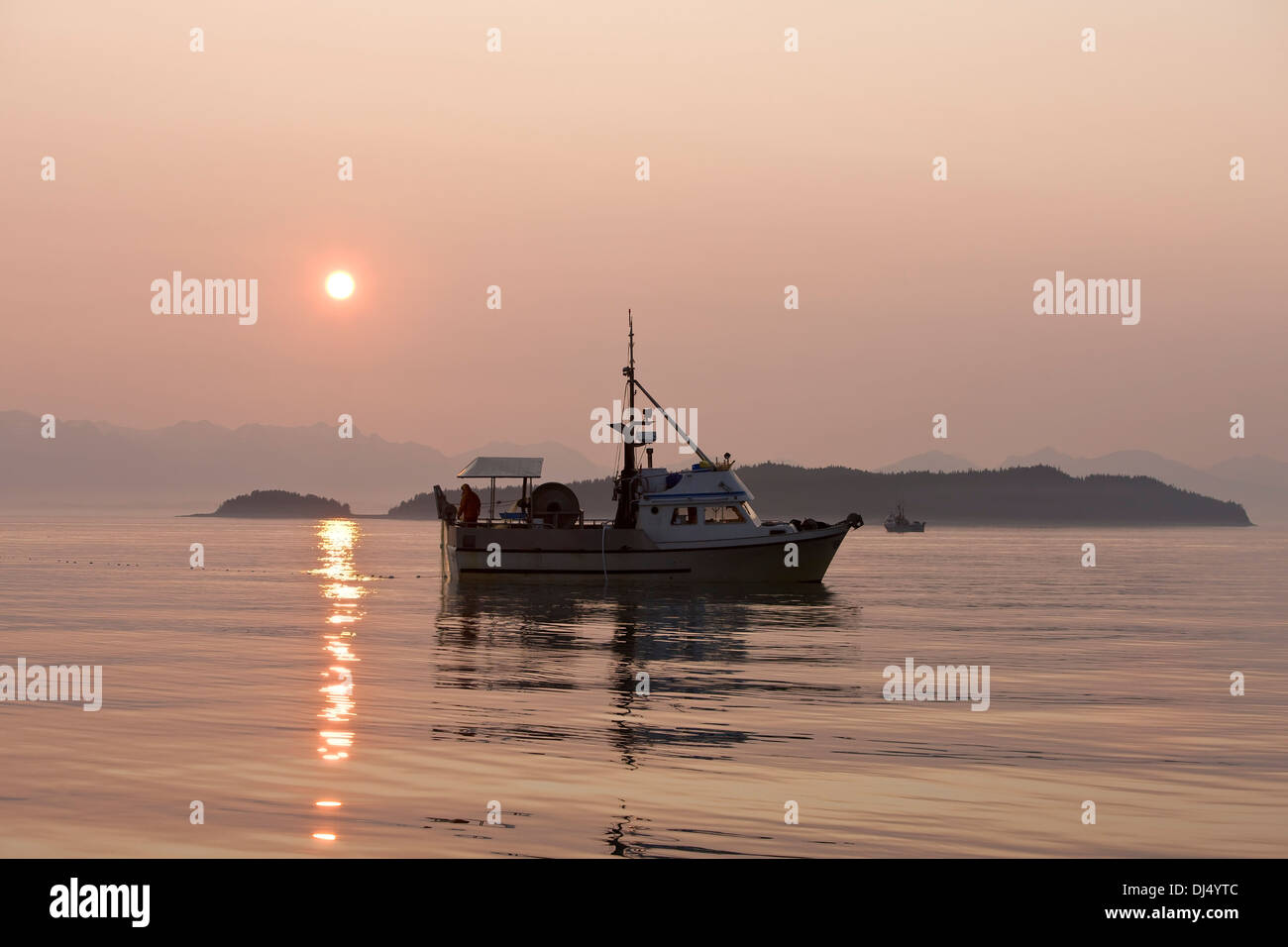 Commercial set net vessel hi-res stock photography and images - Alamy