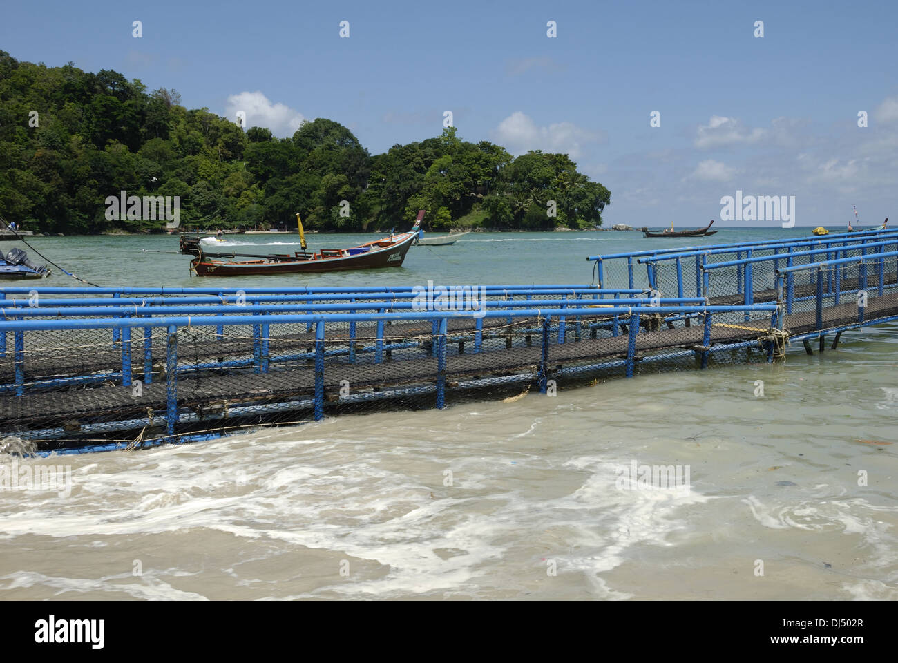 Boats on beach jetty hi-res stock photography and images - Alamy