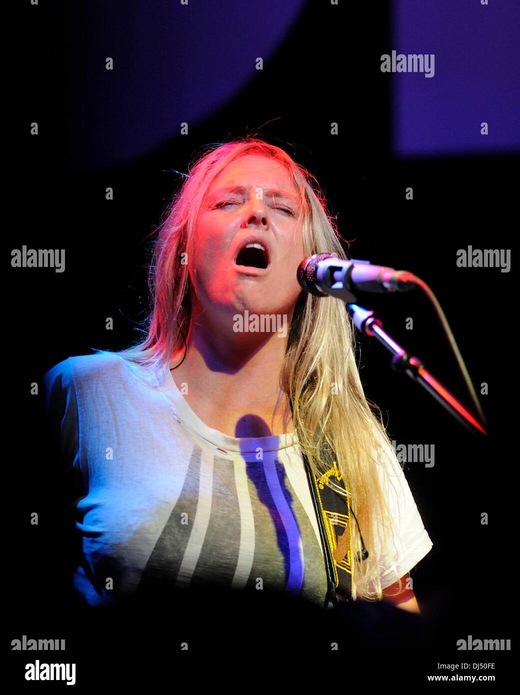 Toronto, Canada. 21st Nov 2013. American folk rock artist LISSIE ...