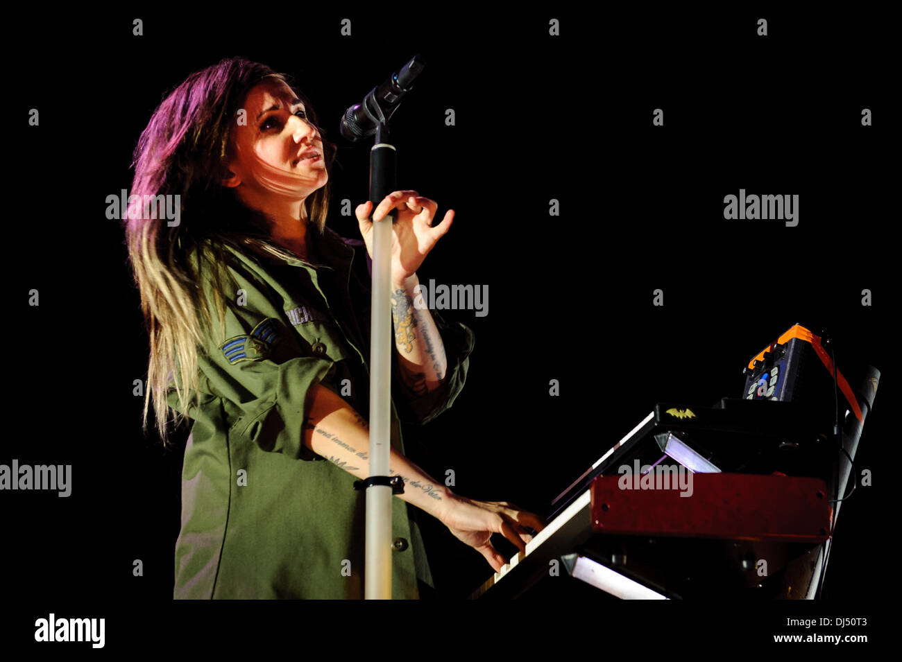 Singer songrwiter hi-res stock photography and images - Alamy