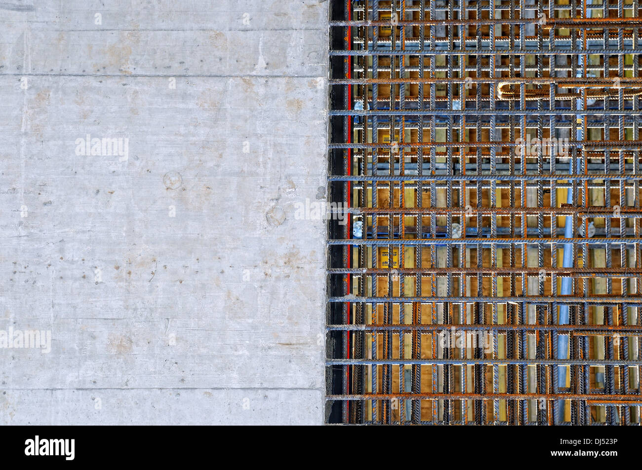 Concrete wall with concrete reinforcement Stock Photo - Alamy