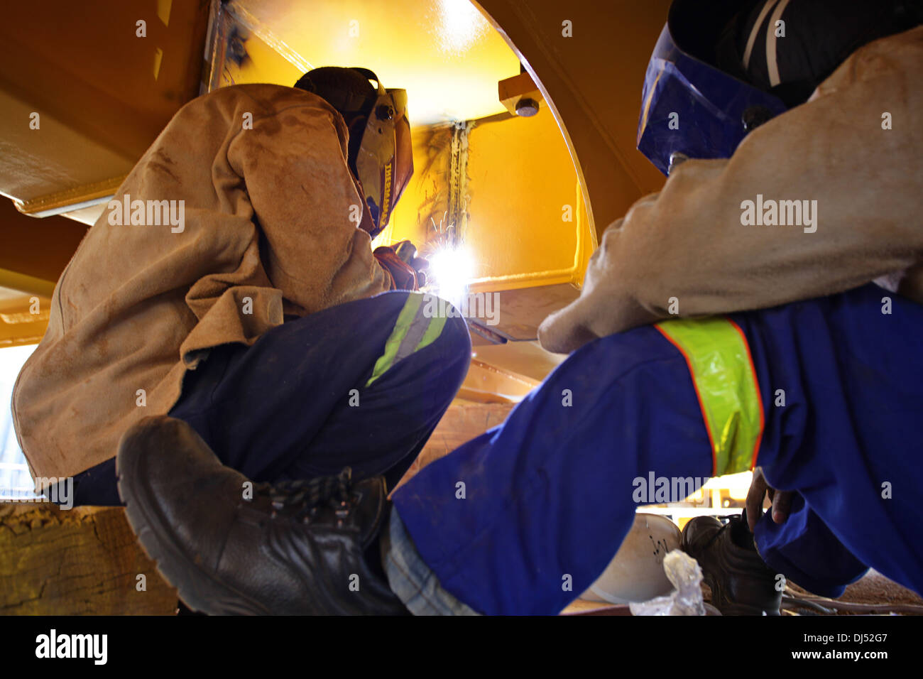 Men welding. Mining in Africa Stock Photo - Alamy