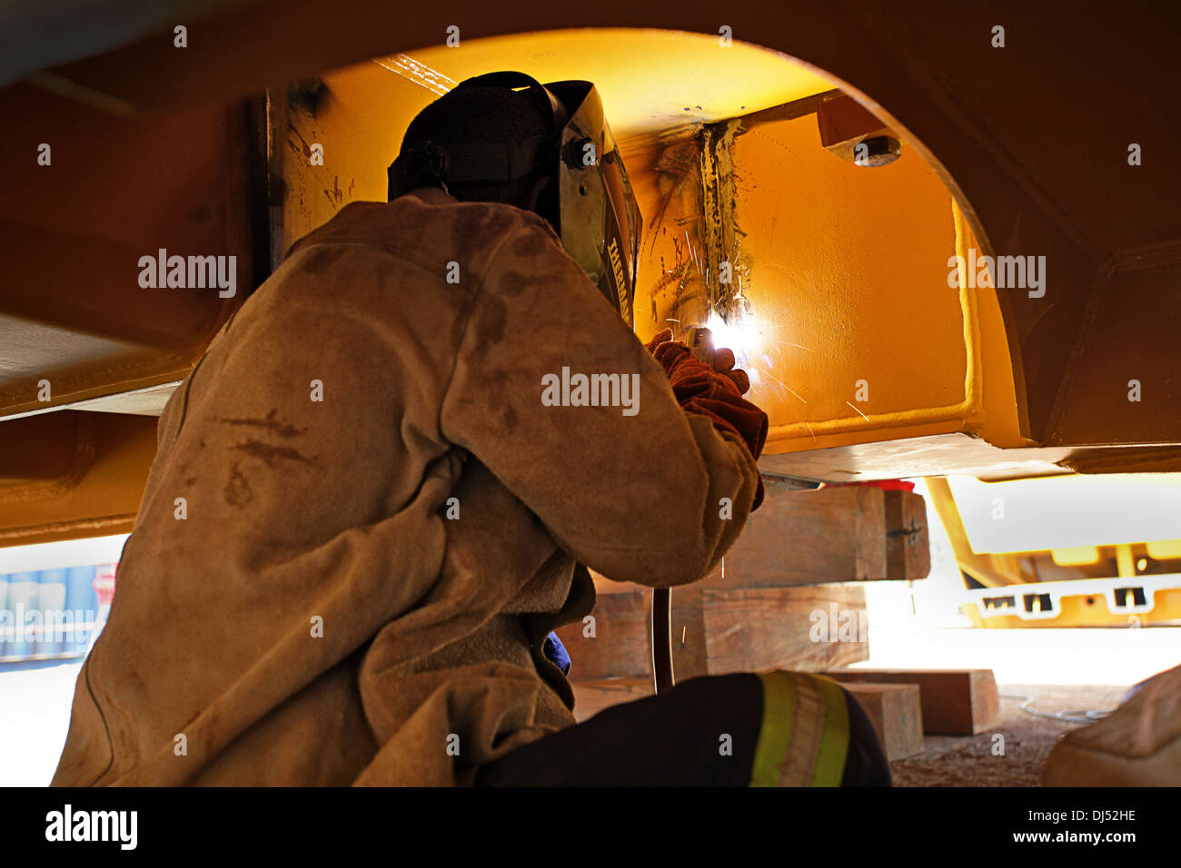 Man welding. Mining in Africa Stock Photo - Alamy