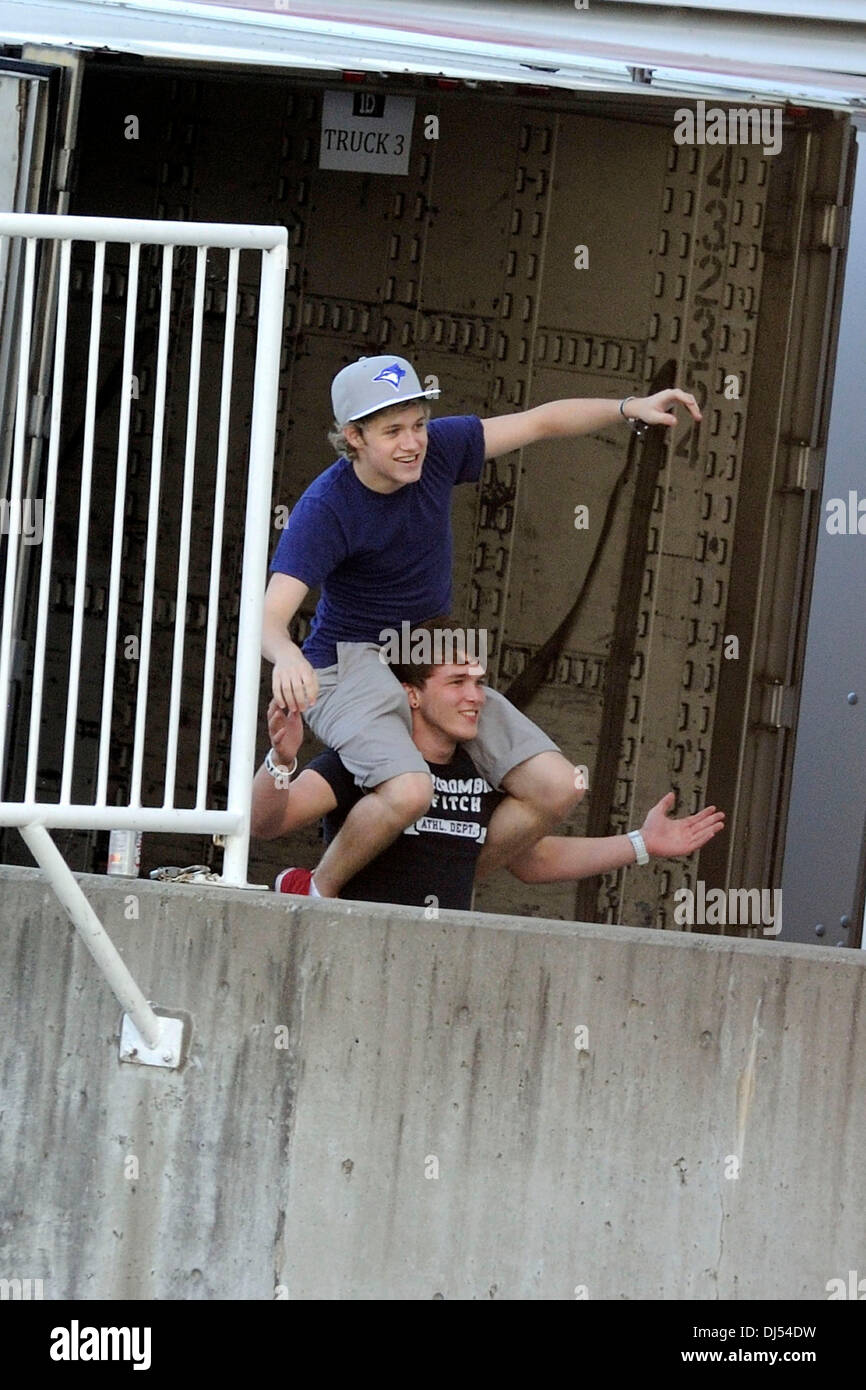 Niall Horan and Josh Devine One Direction at the backstage of the ...