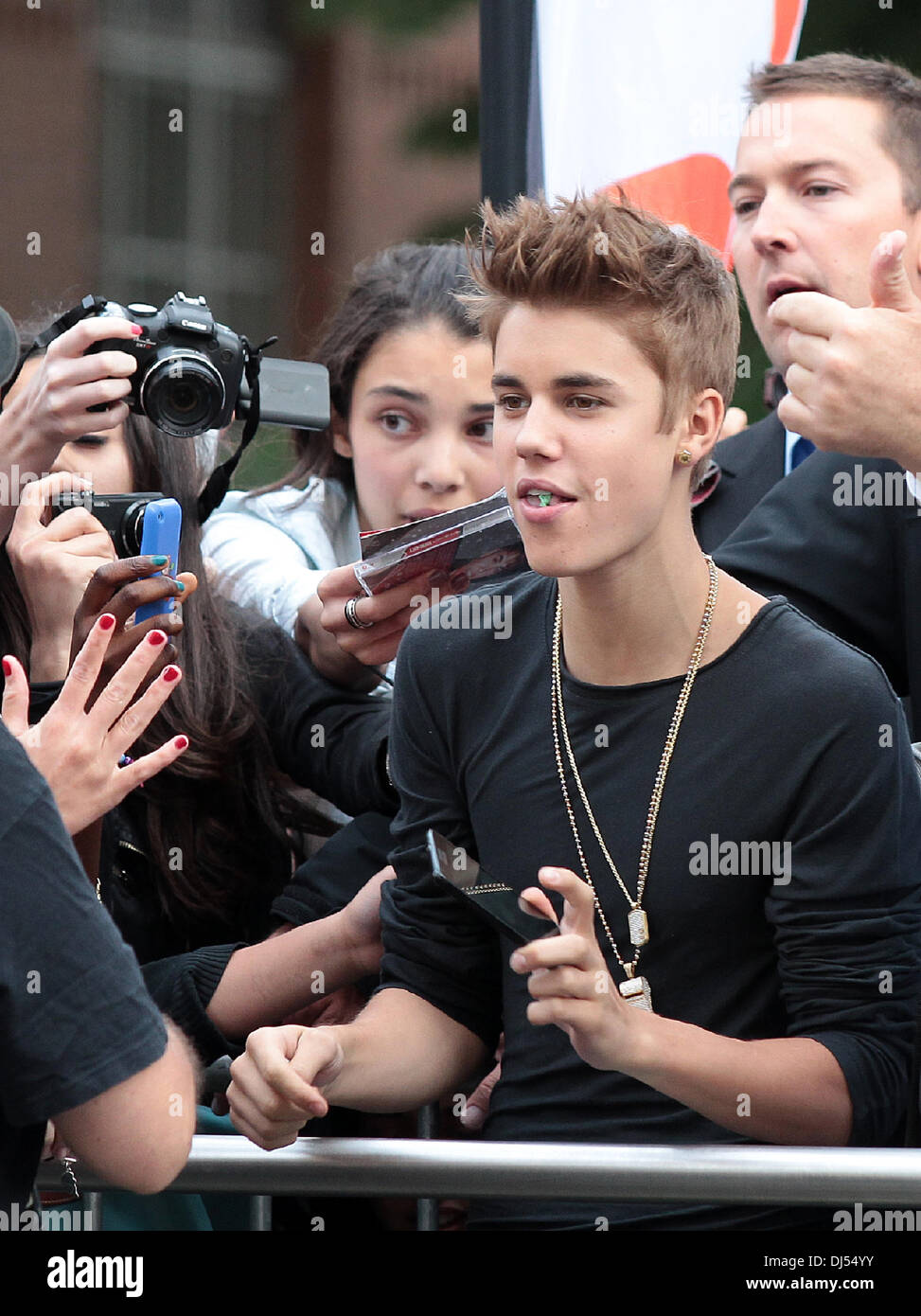 Justin Bieber is mobbed by fans as he arrives at NRJ Radio Paris ...
