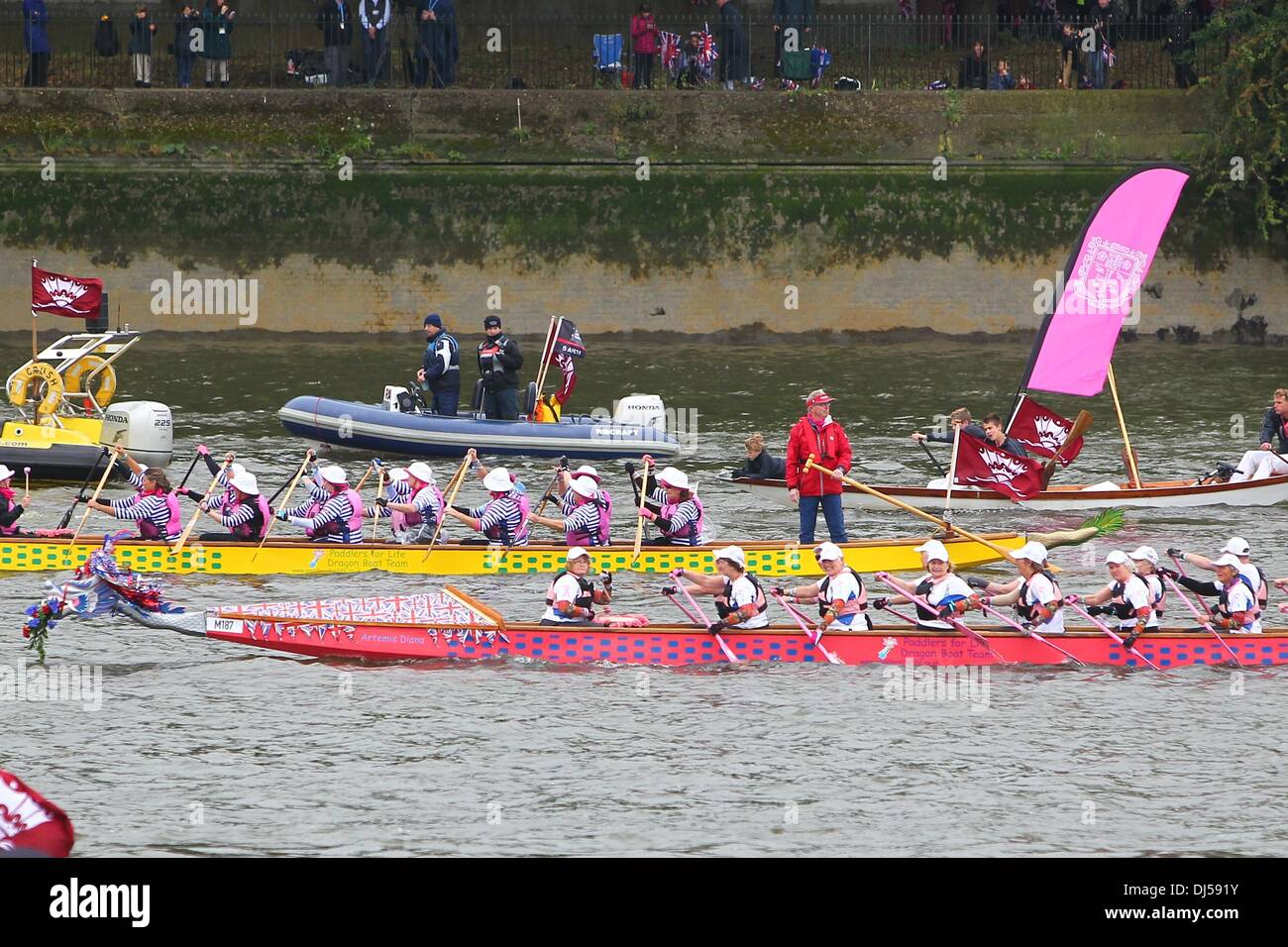 Atmosphere The Queen's Diamond Jubilee River Pageant Flotilla London ...
