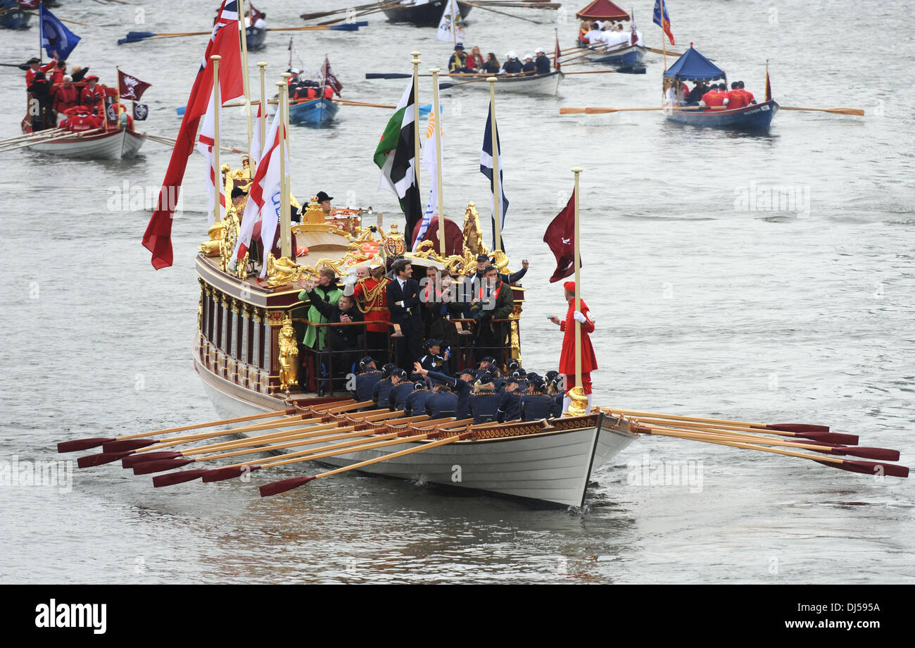 Atmosphere The Queen's Diamond Jubilee River Pageant Flotilla London ...