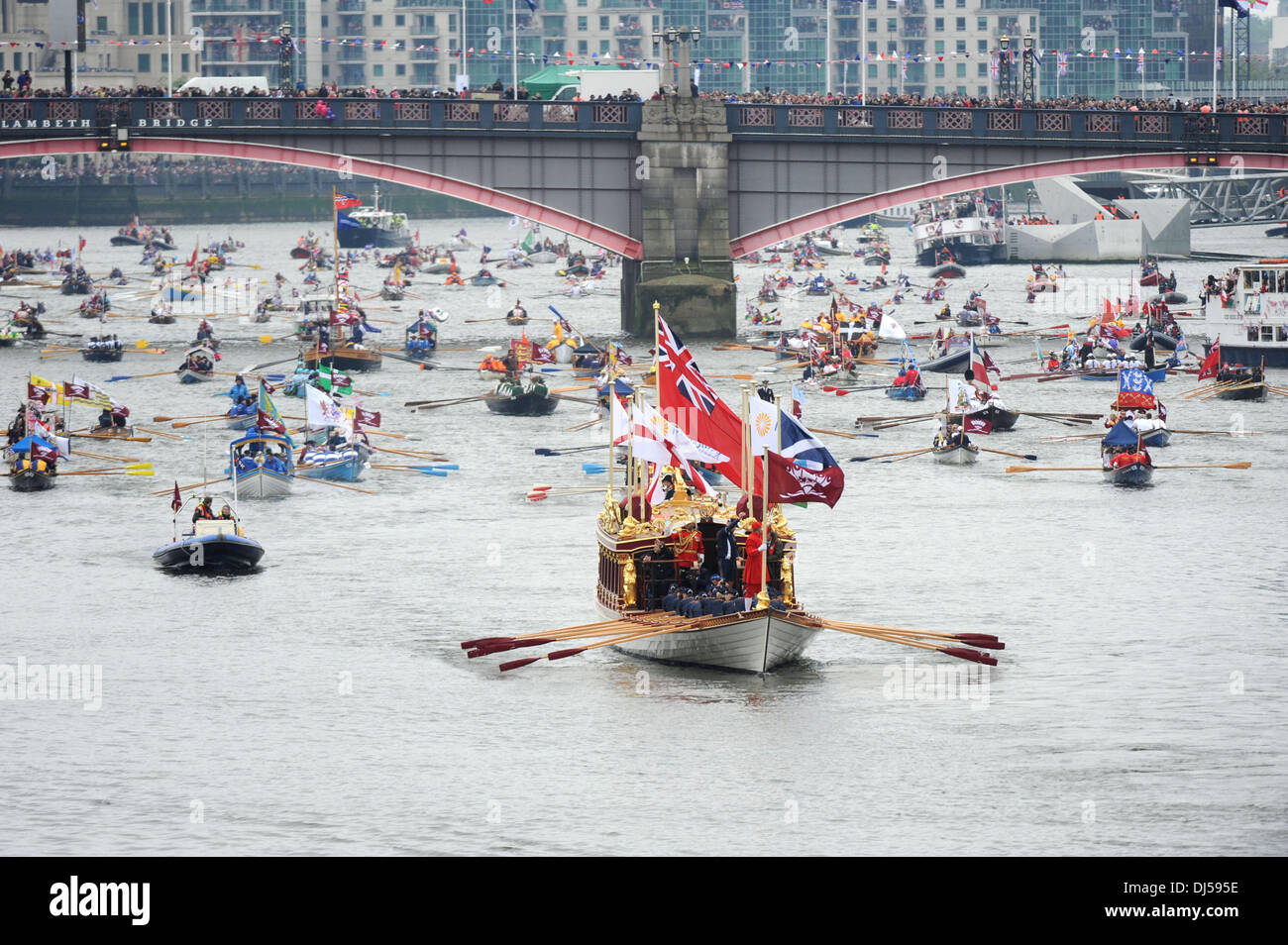 Atmosphere The Queen's Diamond Jubilee River Pageant Flotilla London ...