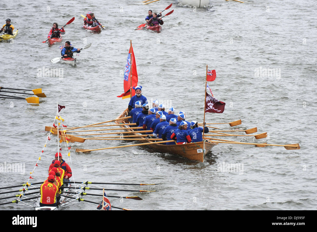 Atmosphere The Queen's Diamond Jubilee River Pageant Flotilla London ...