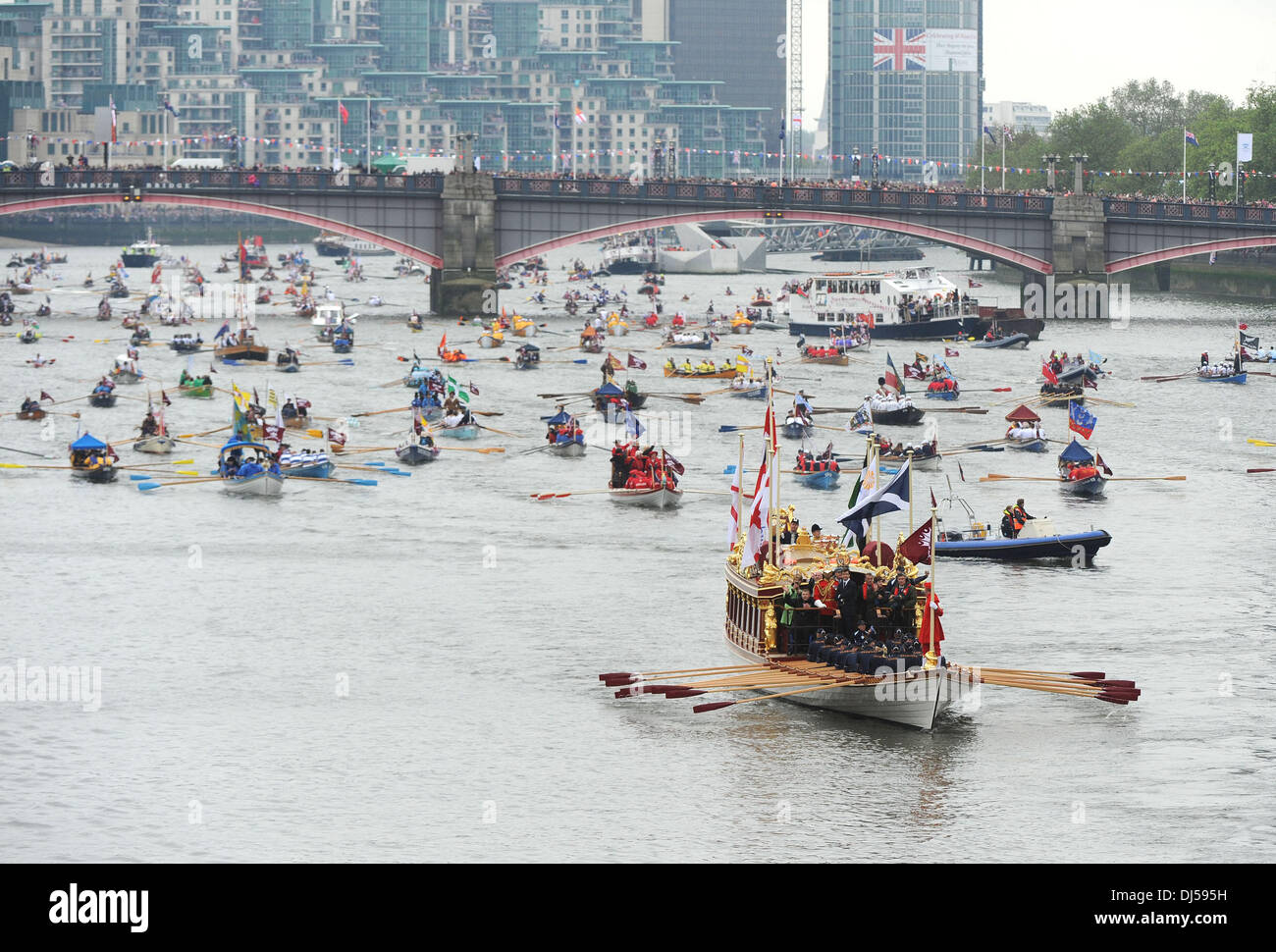 Atmosphere The Queen's Diamond Jubilee River Pageant Flotilla London ...