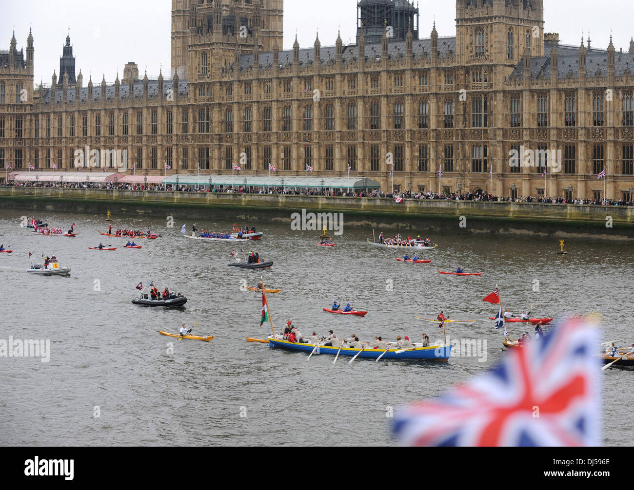 Atmosphere The Queen's Diamond Jubilee River Pageant Flotilla London ...