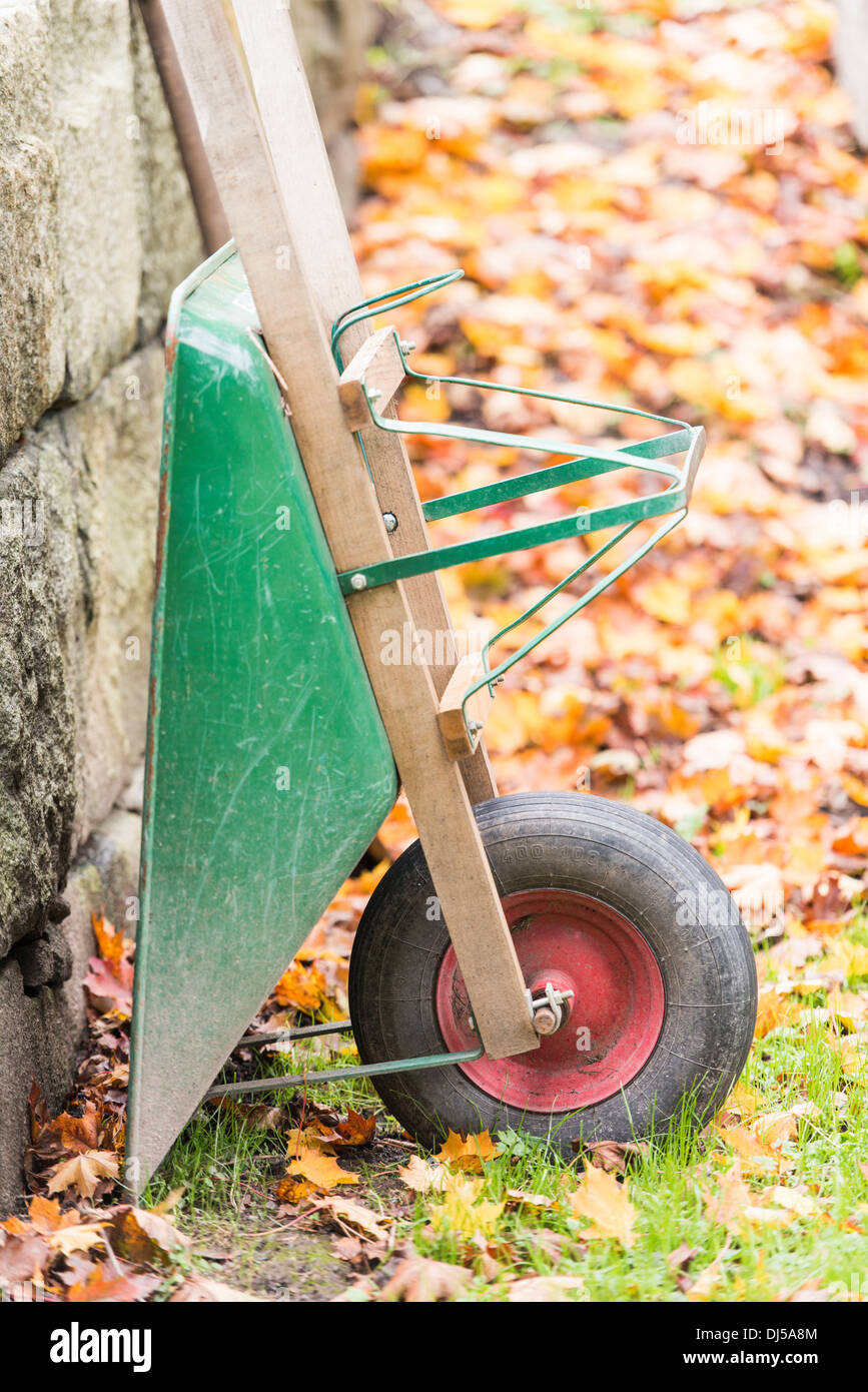 Wheelbarrow hi-res stock photography and images - Alamy
