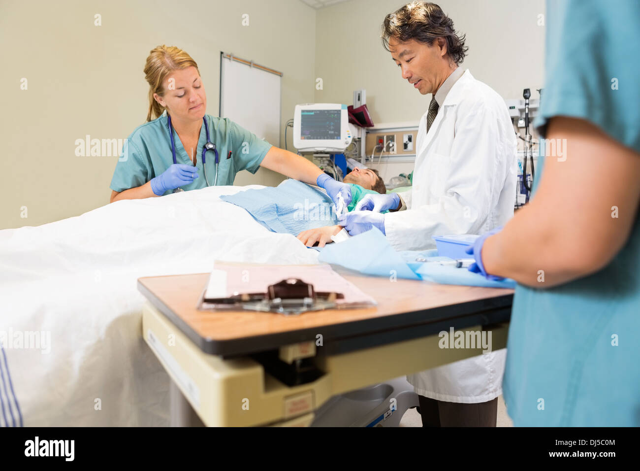 Nurse examining patient wound hi-res stock photography and images - Alamy