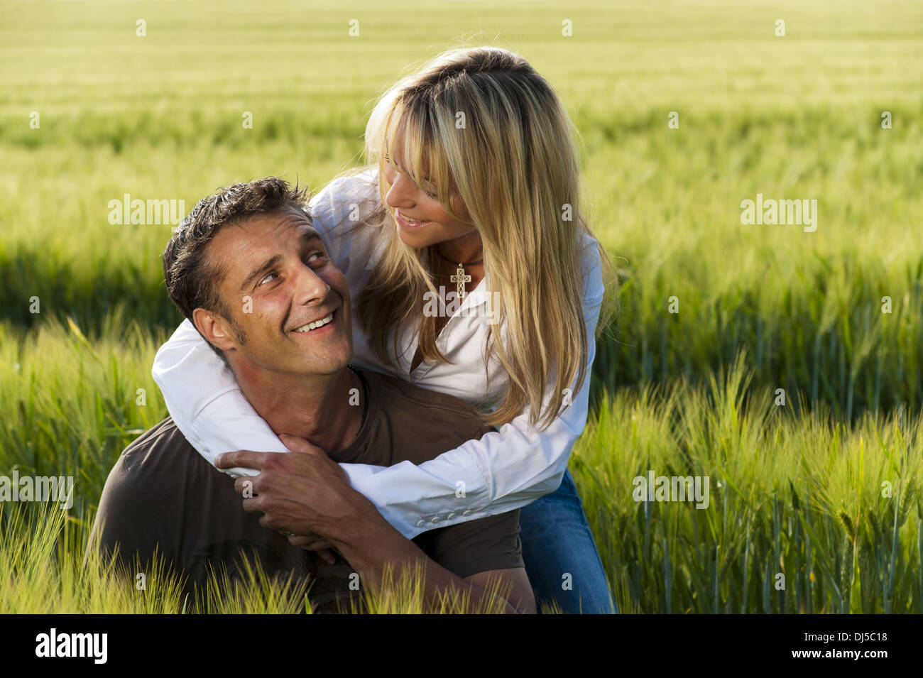 Couples happy places hi-res stock photography and images - Alamy