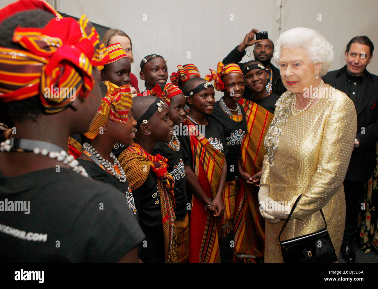 Singers from Kenya and Queen Elizabeth II Backstage at the Diamond ...