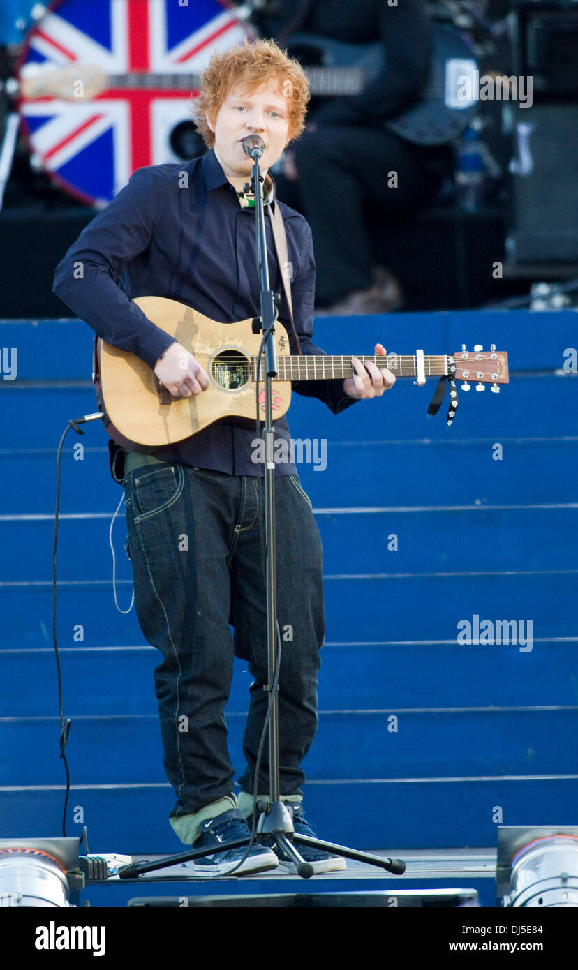 Ed Sheeran The Diamond Jubilee concert at Buckingham Palace. Queen ...