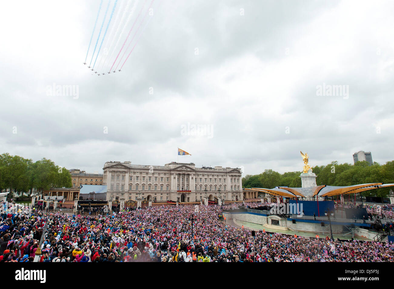 Flypast balcony buckingham palace hi-res stock photography and images ...