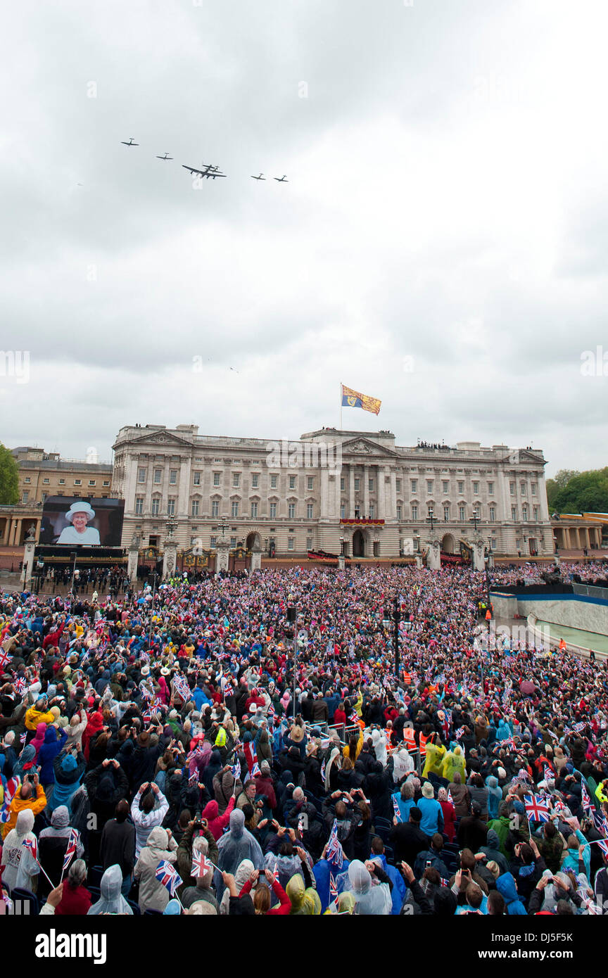 Flypast over buckingham palace hi-res stock photography and images - Alamy