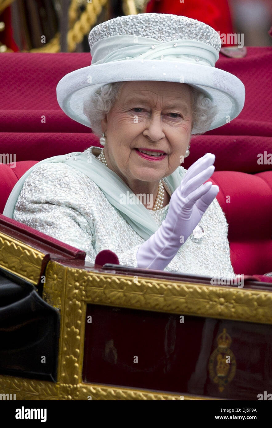 Queen elizabeth ii waves hi-res stock photography and images - Alamy