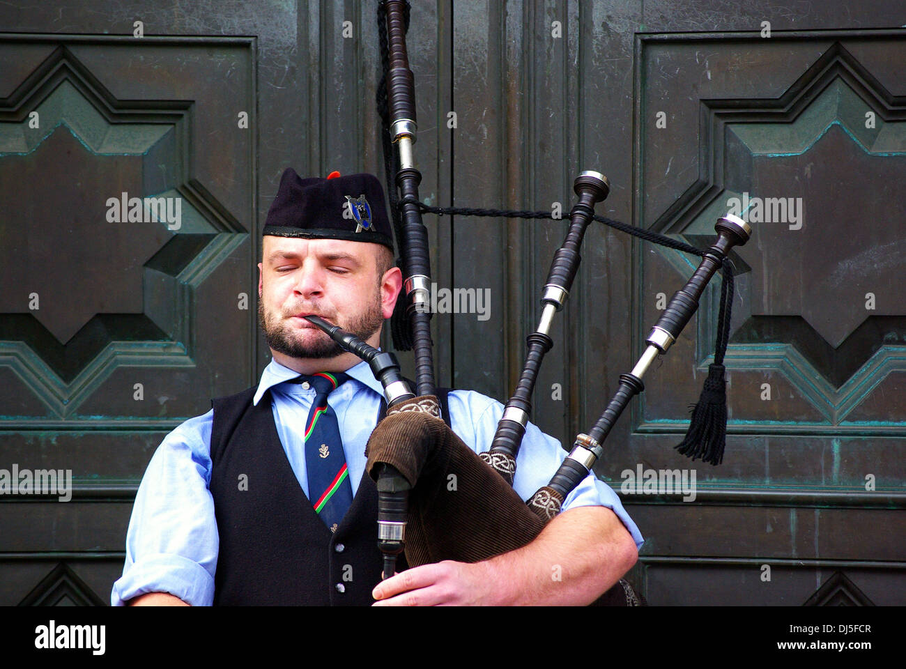Edinburgh musician hi-res stock photography and images - Alamy
