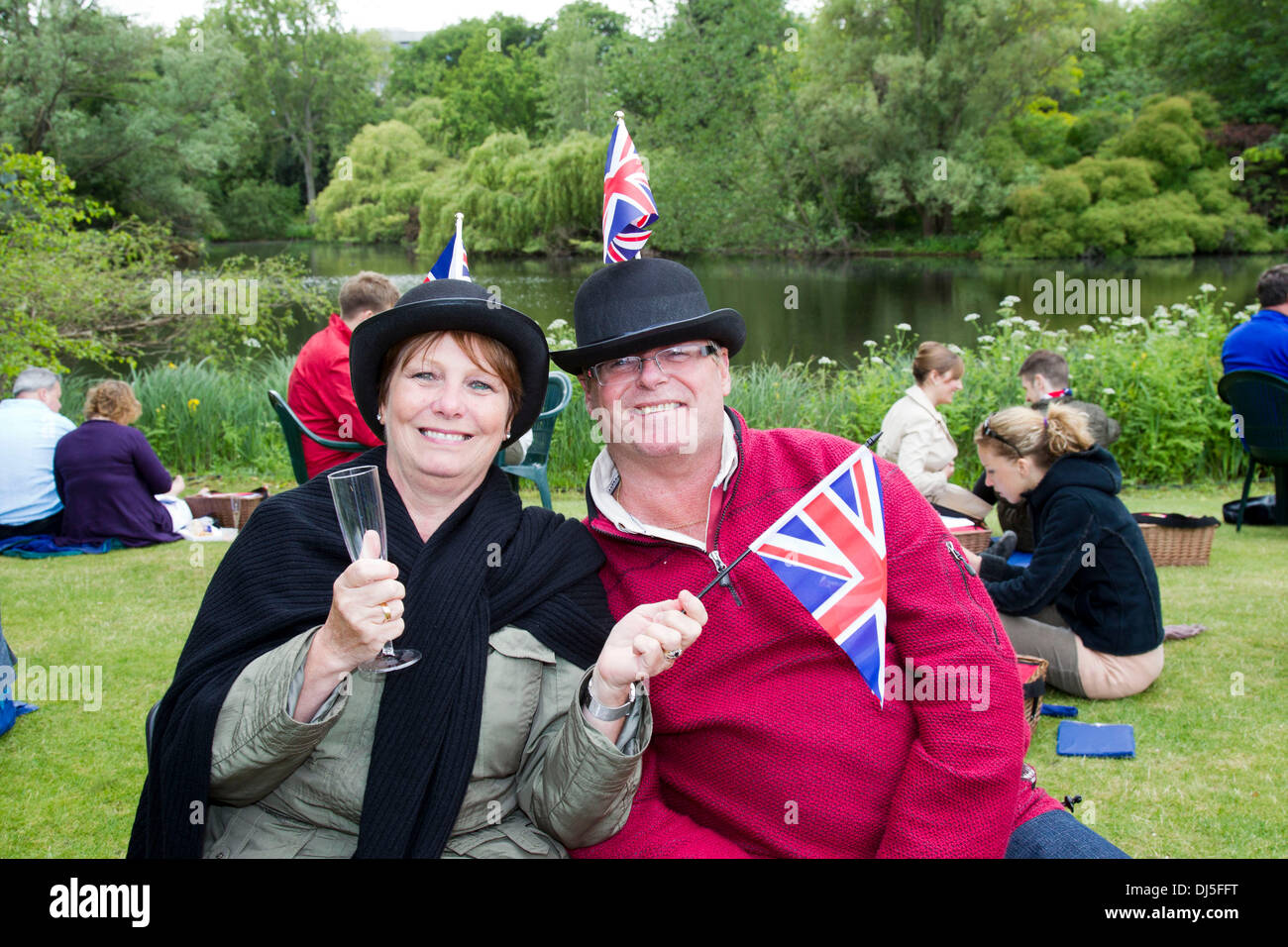 Atmosphere A picnic is held in the gardens of Buckingham Palace in ...