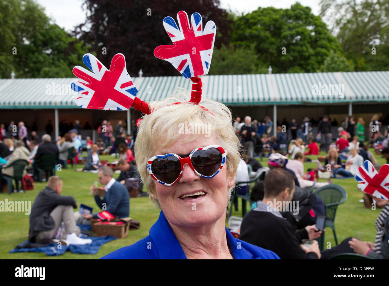 Atmosphere A picnic is held in the gardens of Buckingham Palace in ...
