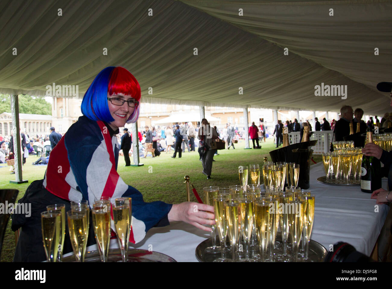 Atmosphere A picnic is held in the gardens of Buckingham Palace in ...