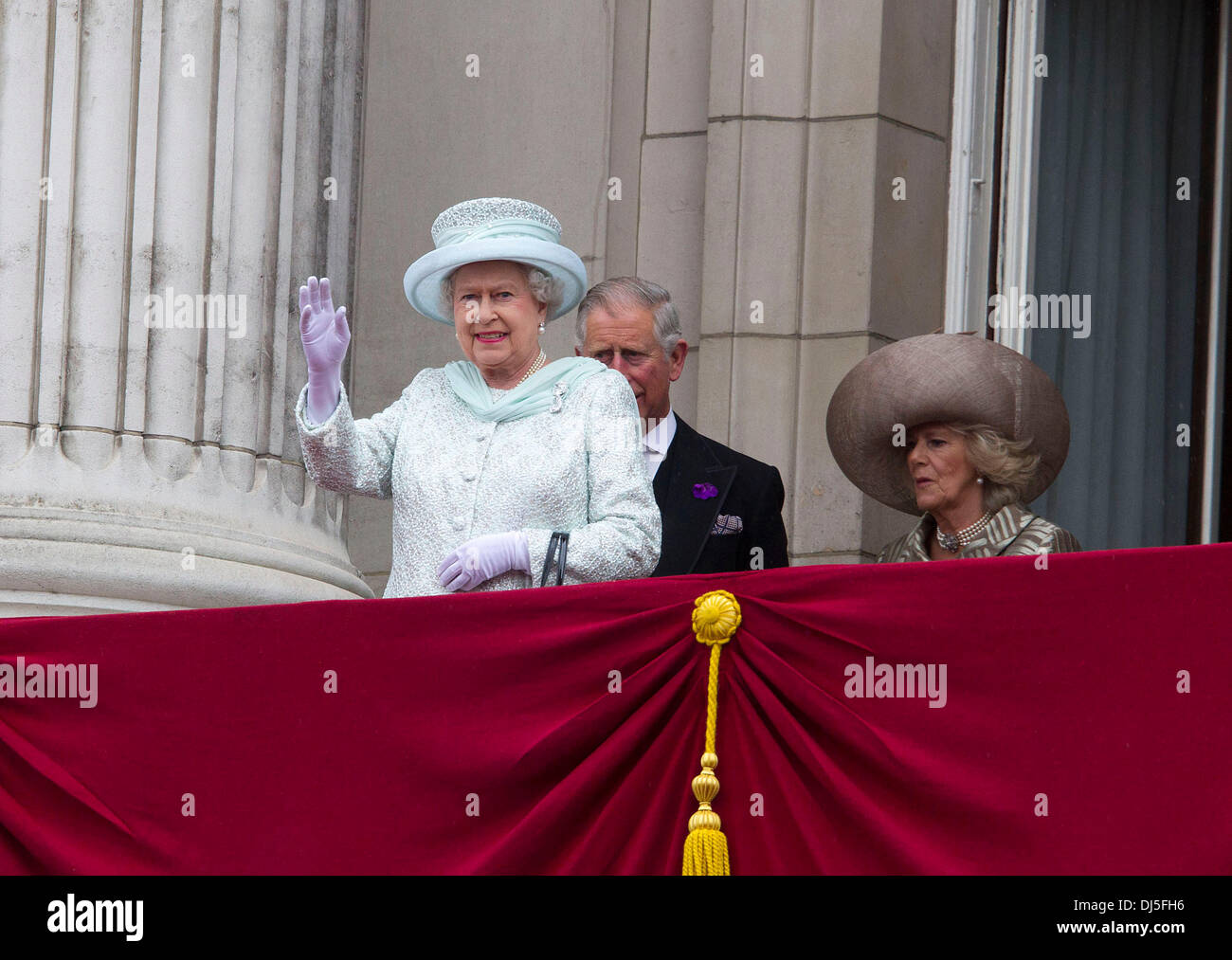 Queen Elizabeth II on the balcony of Buckingham Palace to mark the ...