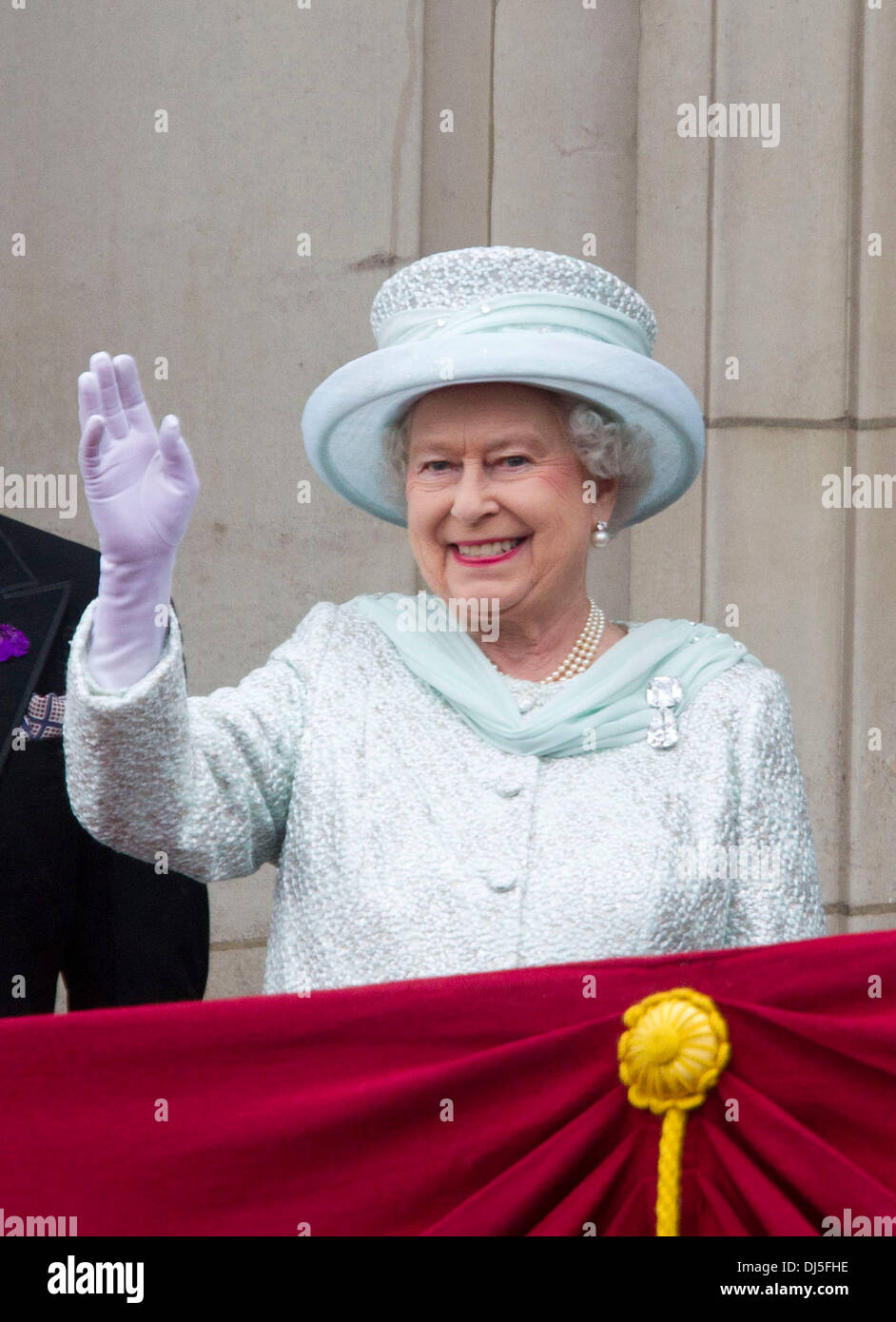 Queen Elizabeth II on the balcony of Buckingham Palace to mark the ...