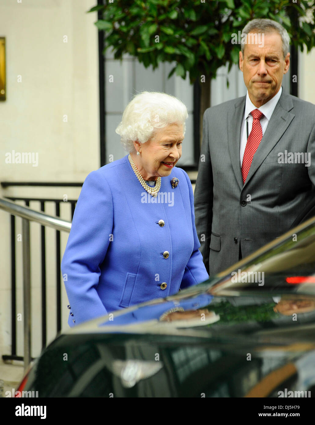 Queen Elizabeth II leaving King Edwards VII Hospital, where Prince ...