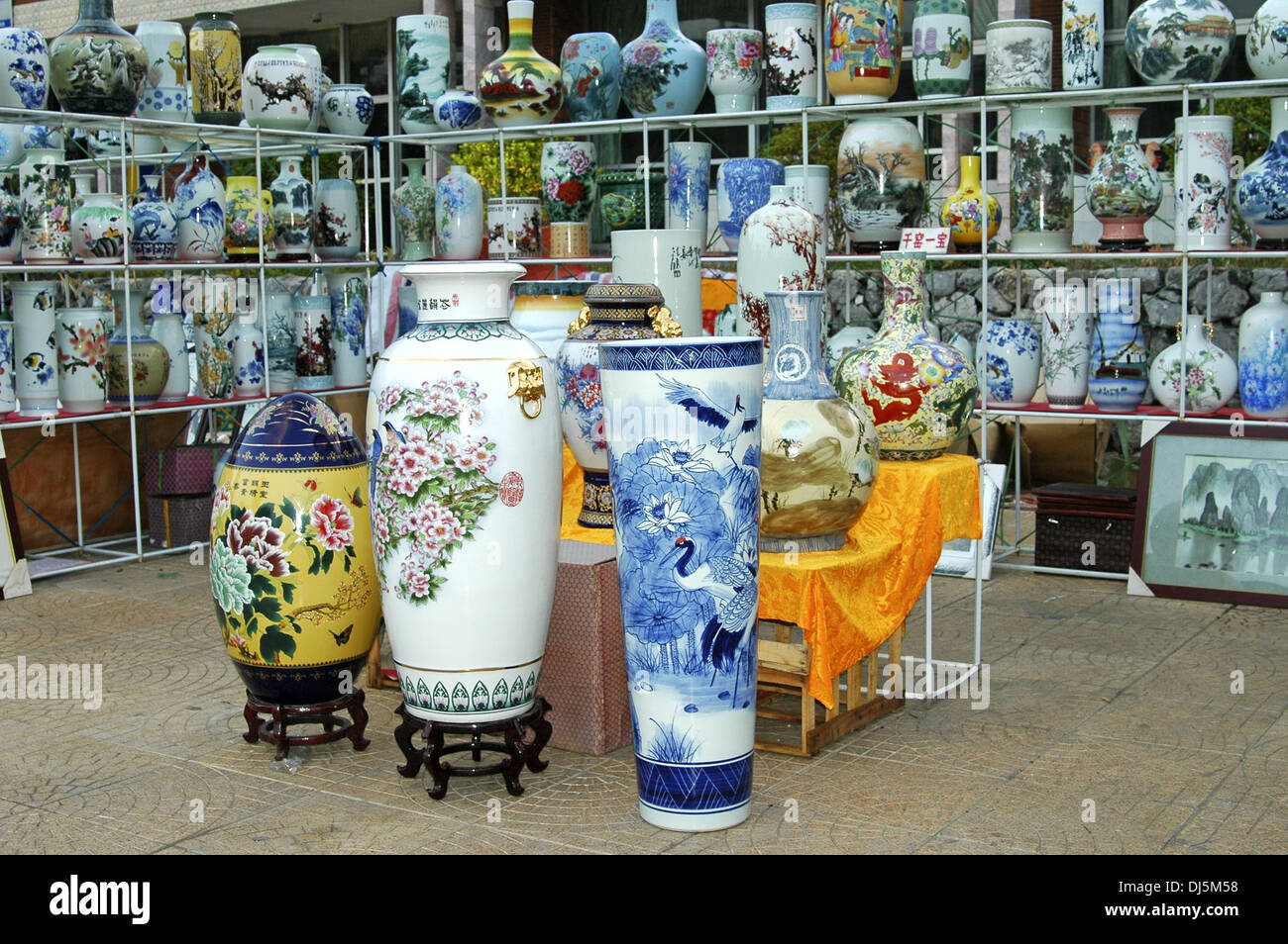 Chinese vases hi-res stock photography and images - Alamy