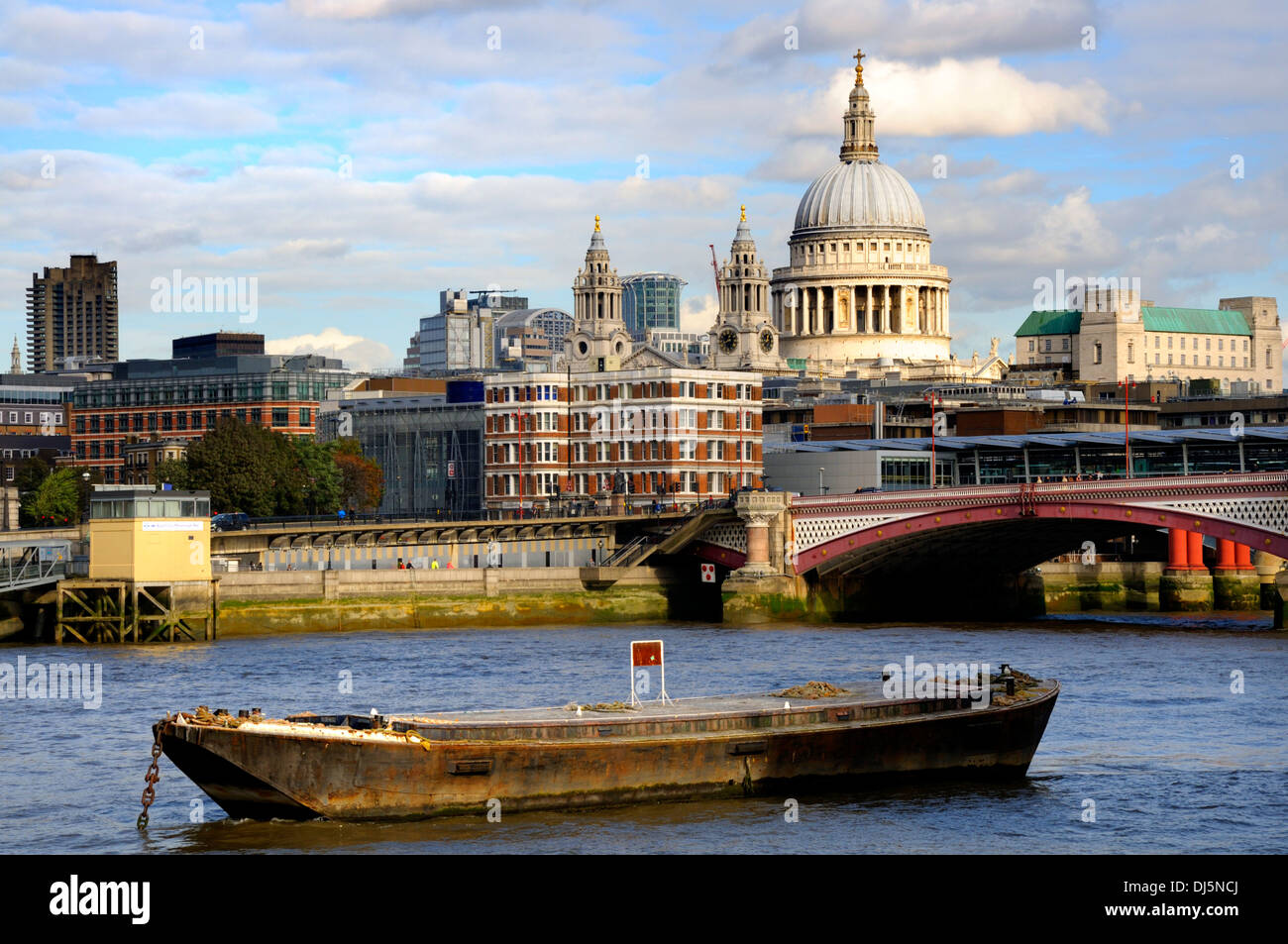 London barge hi-res stock photography and images - Alamy