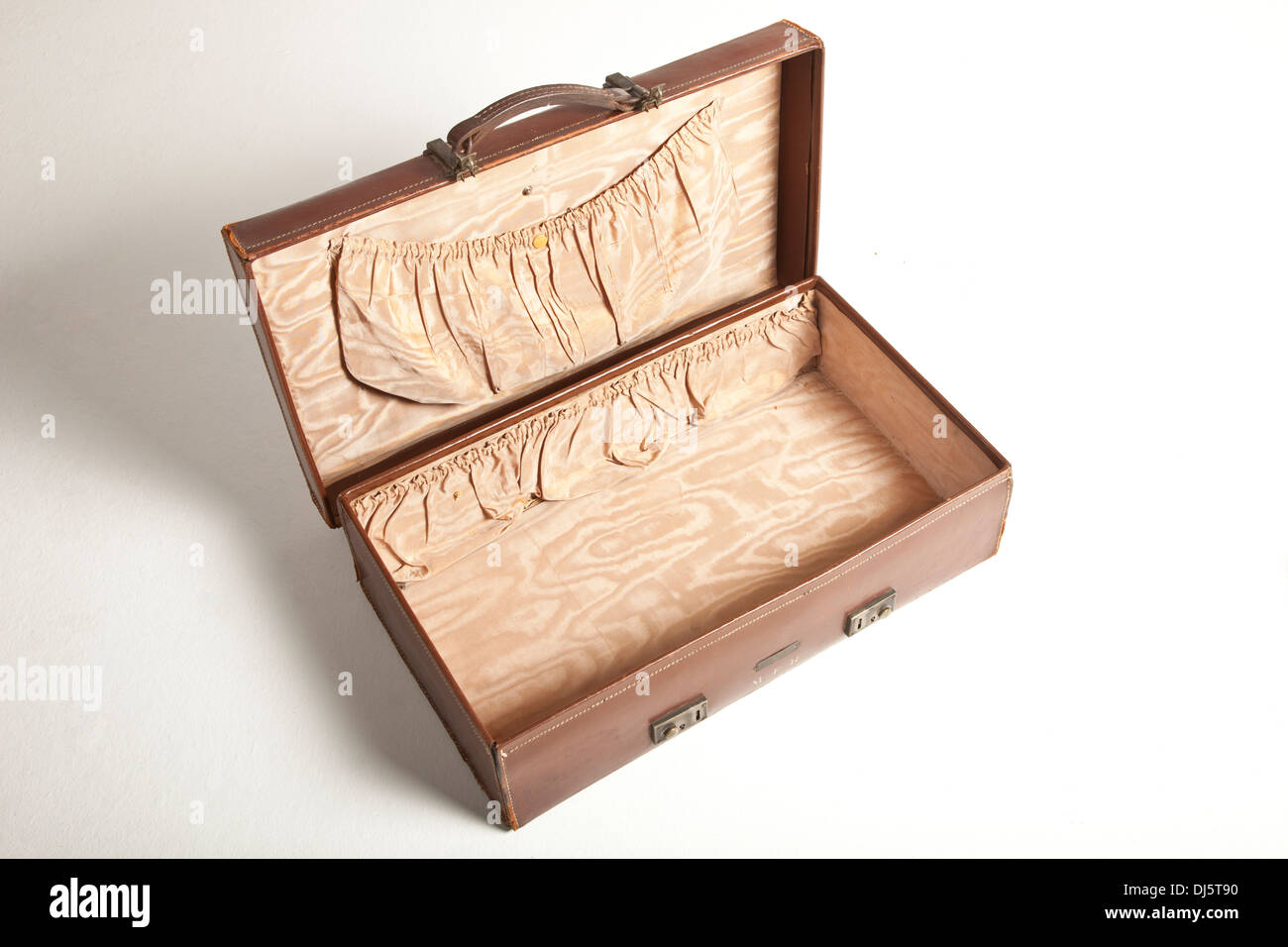 Old traditional suitcase hi-res stock photography and images - Alamy